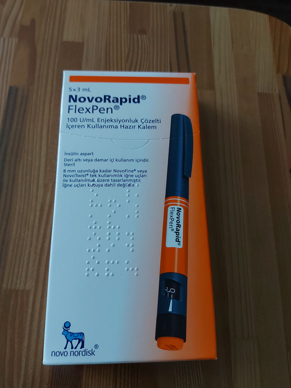 Lantus и NovoRapid.Упаковка из 5 ручек стоит 400 лей.
