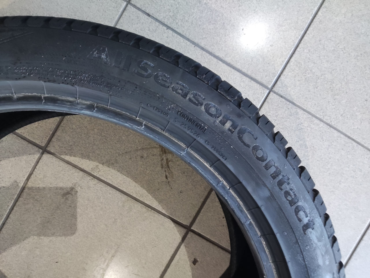235/45 R20 All Season Continental