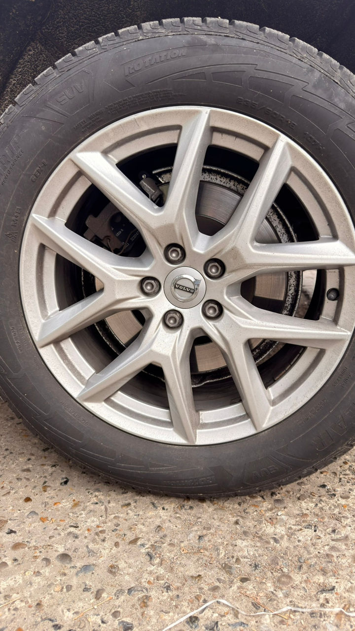 Продаю оригинальные диски Volvo R18 с зимними шинами 235/60 R18!