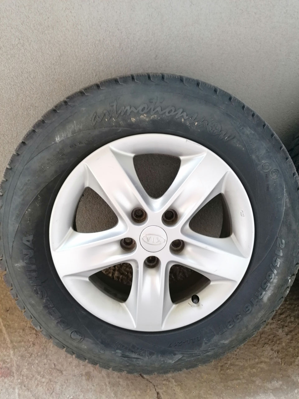 Vând jante și anvelope de iarna pentru Dacia Duster