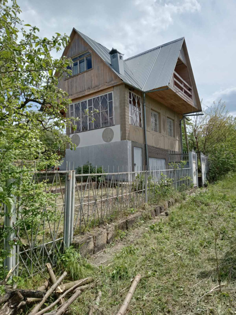 Продам дом-дачу с участком 16 соток. Есть бассейн ,гараж,баня,колодец.