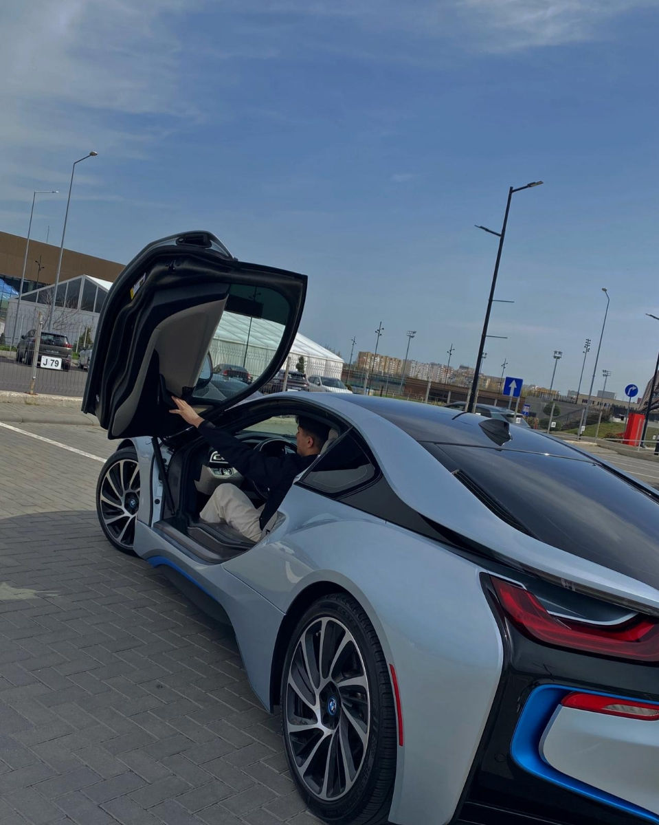 BMW i8 an. 2015 cu rulaj 45000 km, Plug-in Hybrid (benzină), 65000