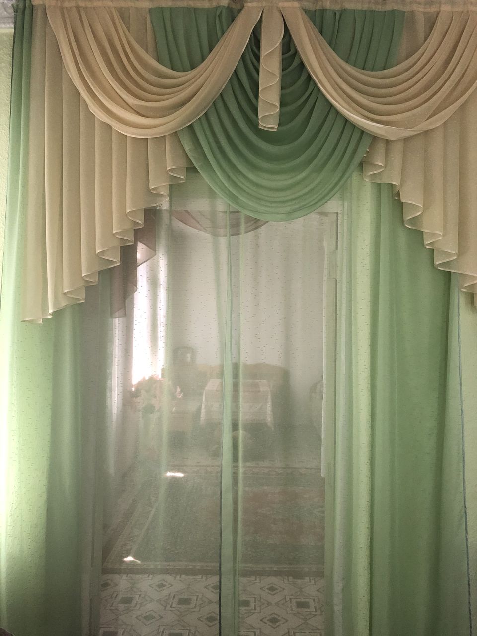 Vind perdele, sunt cite 2 complecte de fiecare