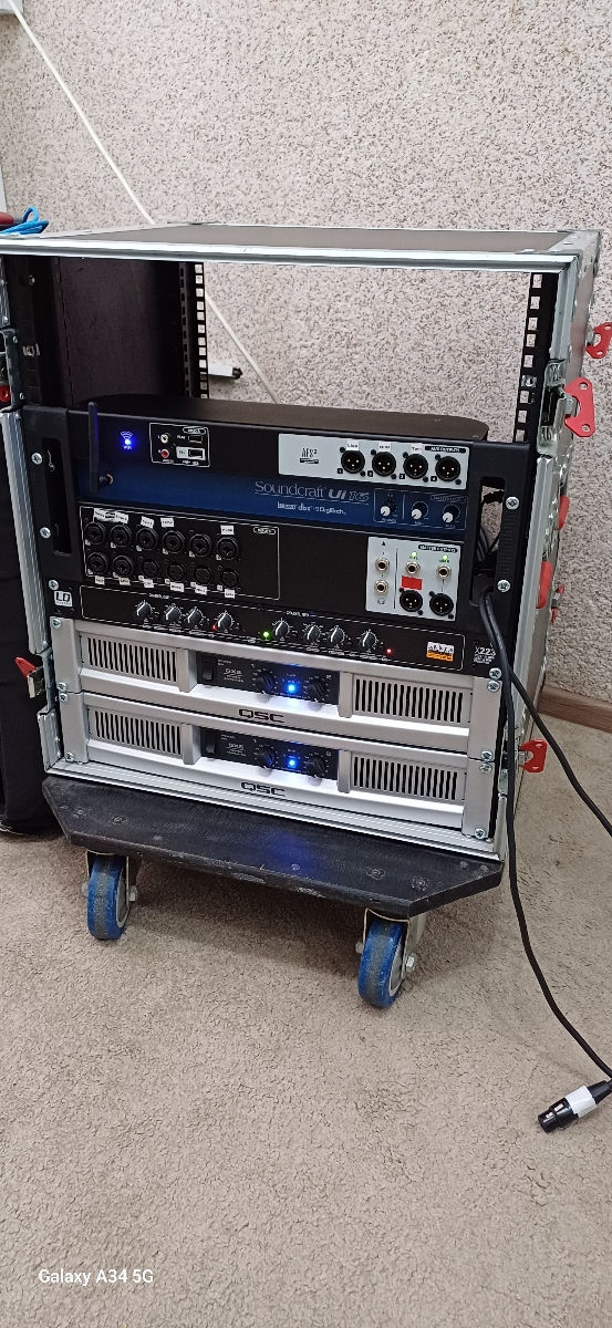 Vînd rack cu două amplificatoare QSC GX5, crosover LD și mixer Digital ...