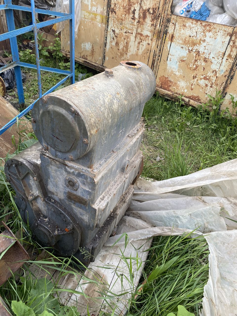 Вакуумный насос АВЗ-180 ( компрессор )