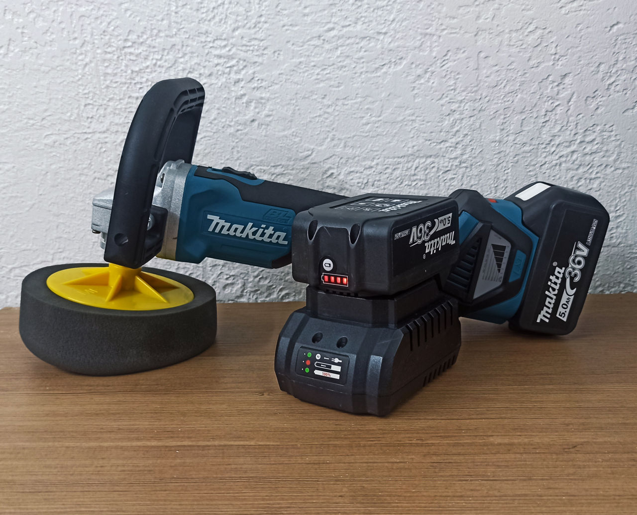 Аккумуляторная полировальнная машинка Makita.