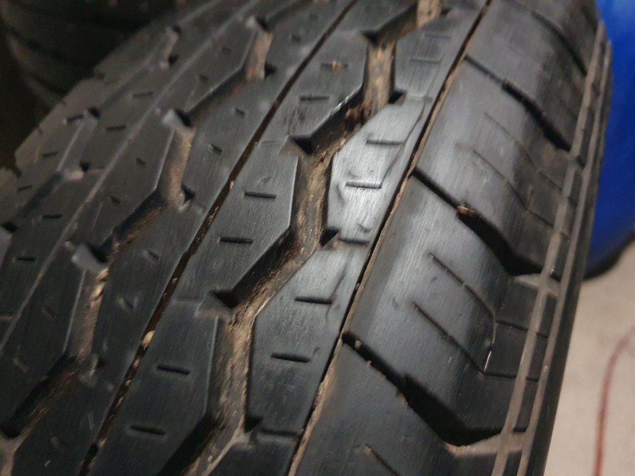 195/70/ R15-c- Bridgestone.