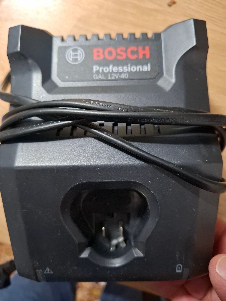 Продам новую зарядку Bosch Professional GAL 12V 40