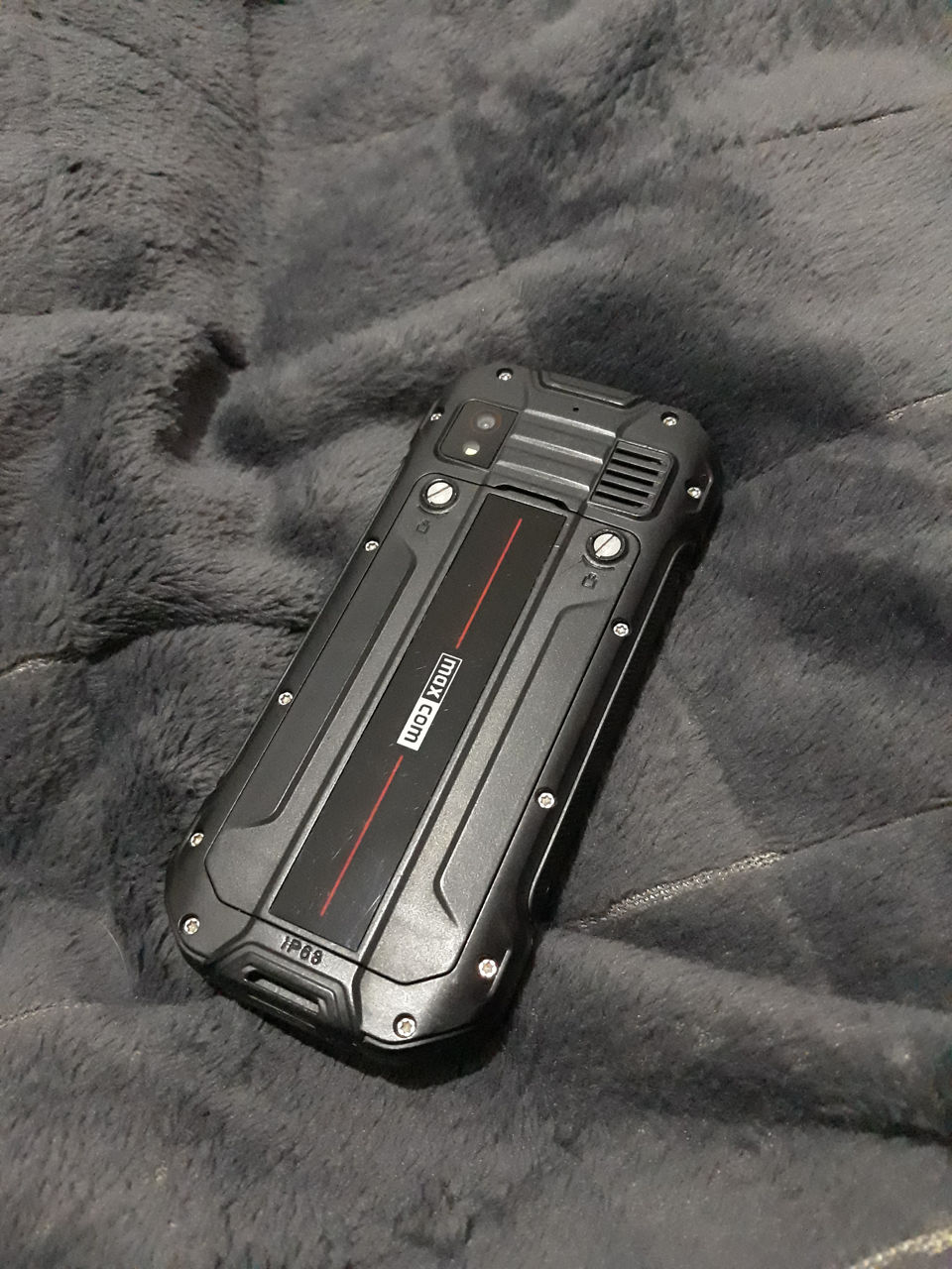 Maxcom противоударный водонепроницаемый телефон.