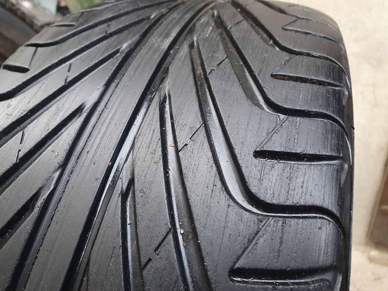 225/40/ R18- Michelin.