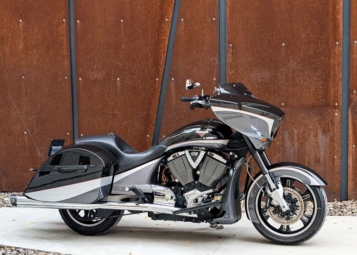 Victory Magnum an. 2015 cu rulaj 10700 mi, 11900