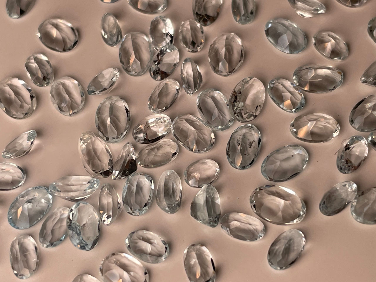 Acvamarin 20,5 carate, albastru deschis, oval.