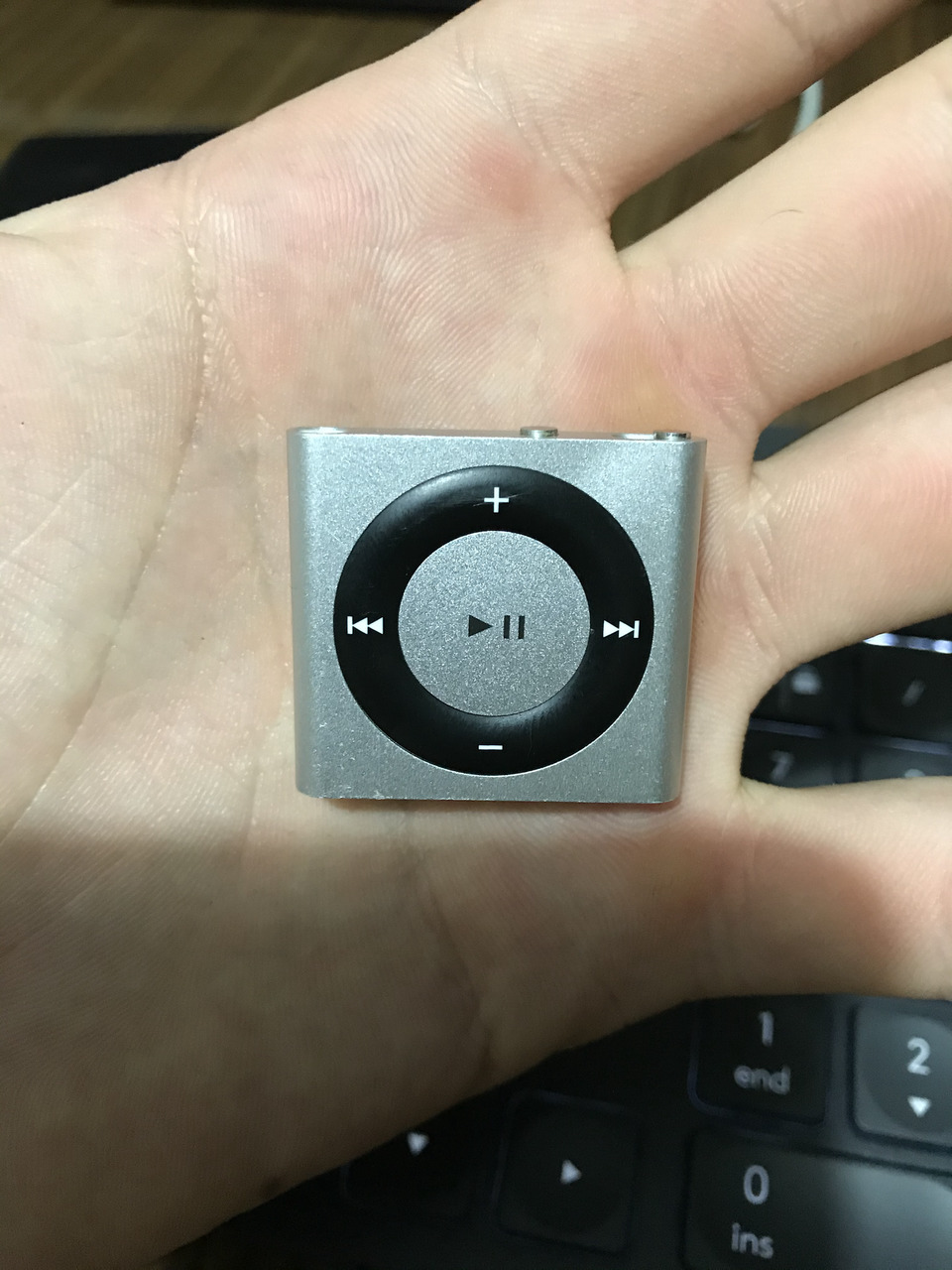 iPod shuffle (4th generation Mid 2015)