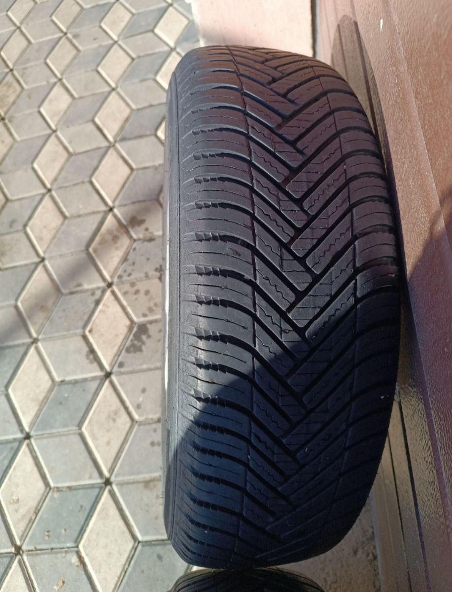 Spre vînzare discuri tot cu cauciucuri, sunt într-o stare perfectă!