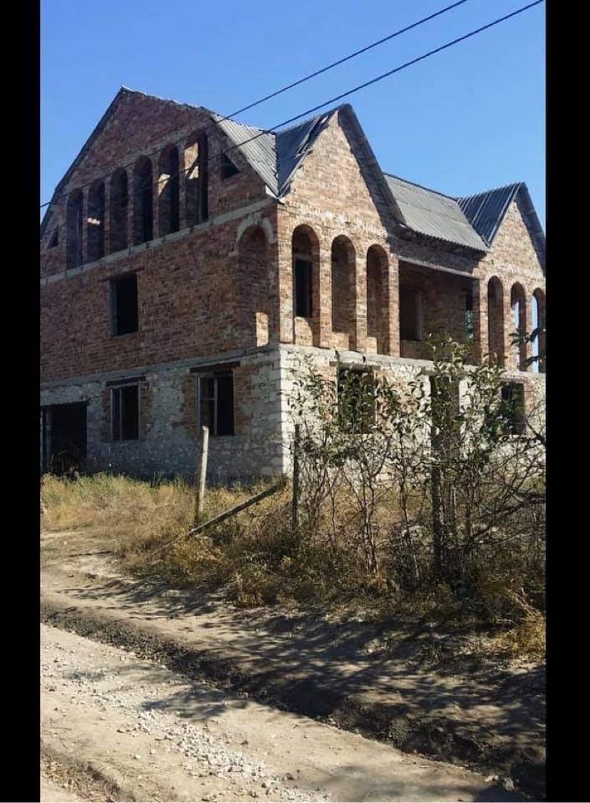 Vand casa cu 3 etaje in satul Razeni,R-nul Ialoveni