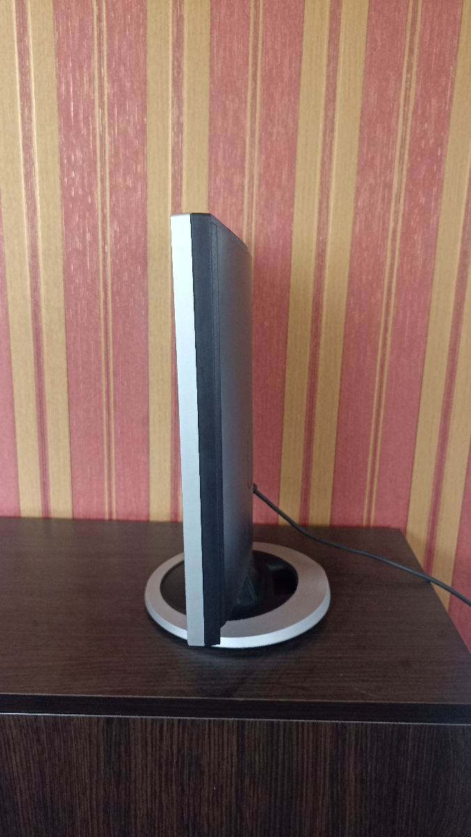 Se vinde monitorul la suma de 100 lei modelul 710N