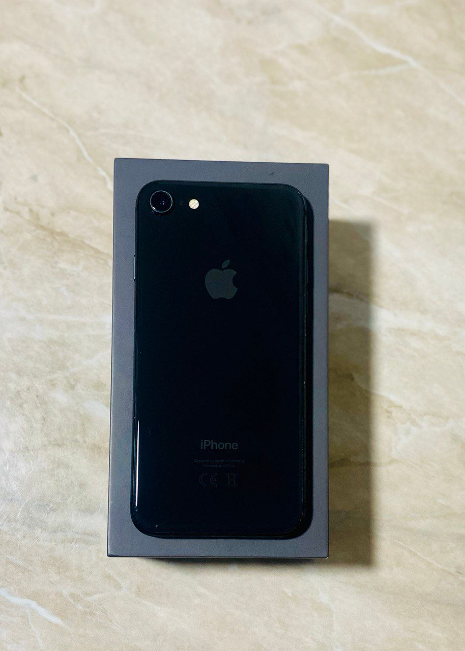Vând iPhone 8 Plus Black