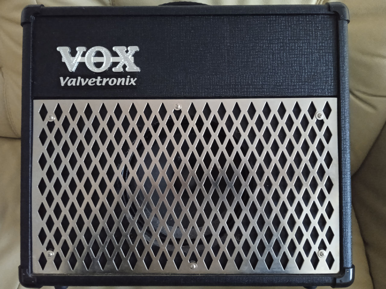 Комбик гитарный "vox" valvetronix пишите, звоните,на watsapp, вайбер.
