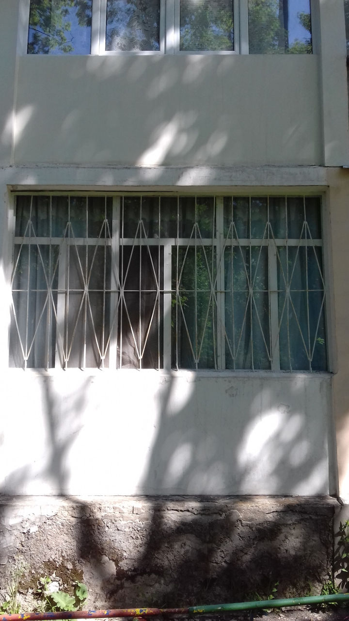 Gratii din metal ,3 buc.pentru ferestre,in stare buna