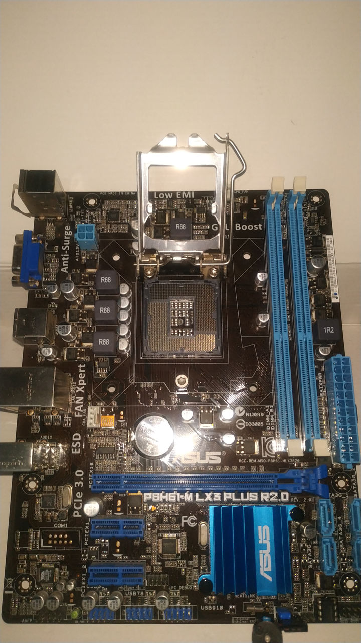 Vînd Asus P8H61-M LX3 PLUS R2.0