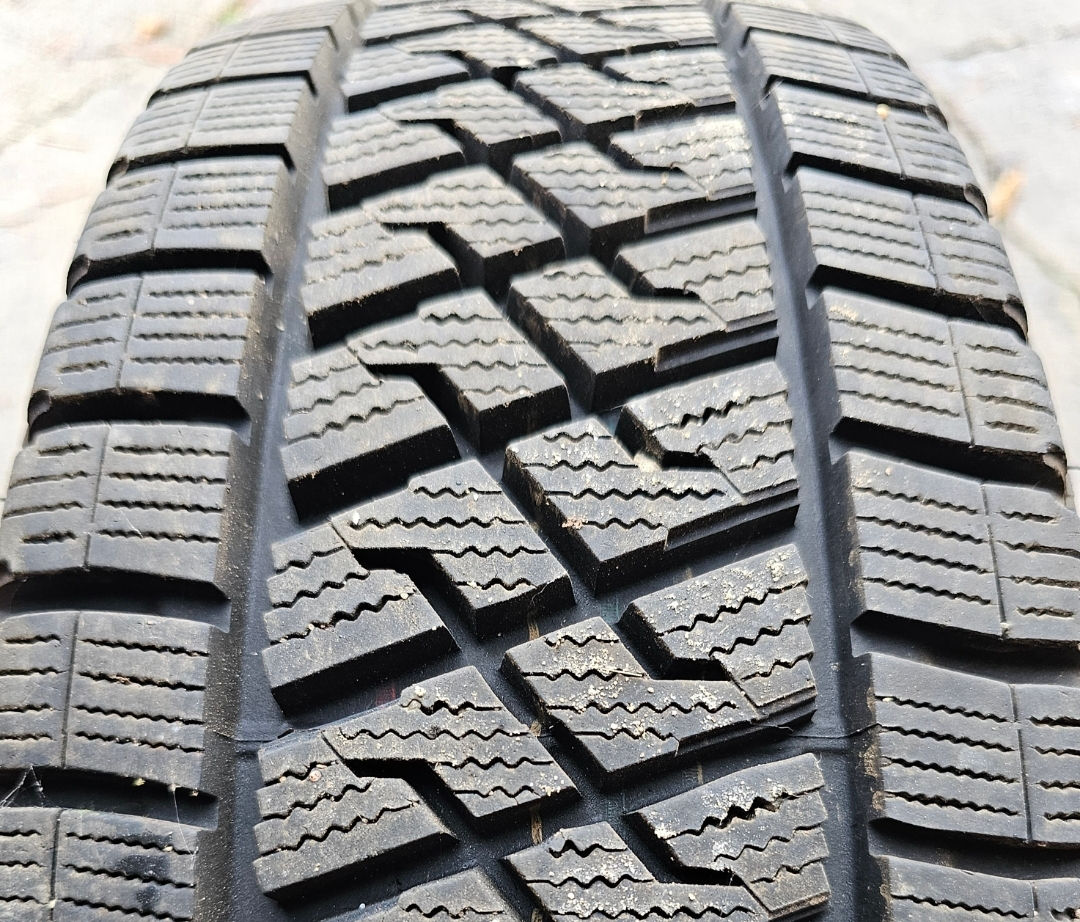 Jante cu anvelope de iarnă stare foarte bună, 4 диска с шинами 205/70 ...