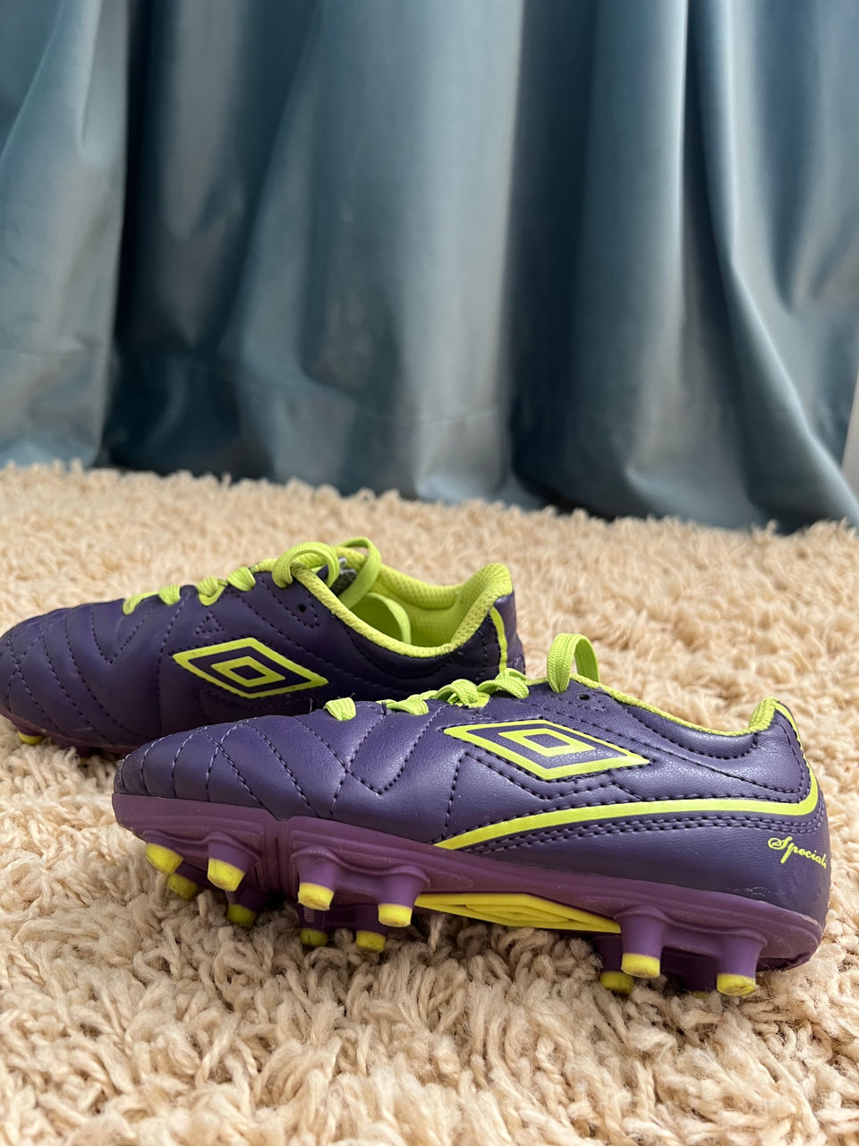 Vând ghete de fotbal Umbro, mărimea 27,5 - 300 lei