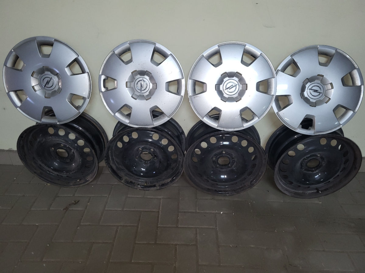 Vind 4 discuri de metal cu capace