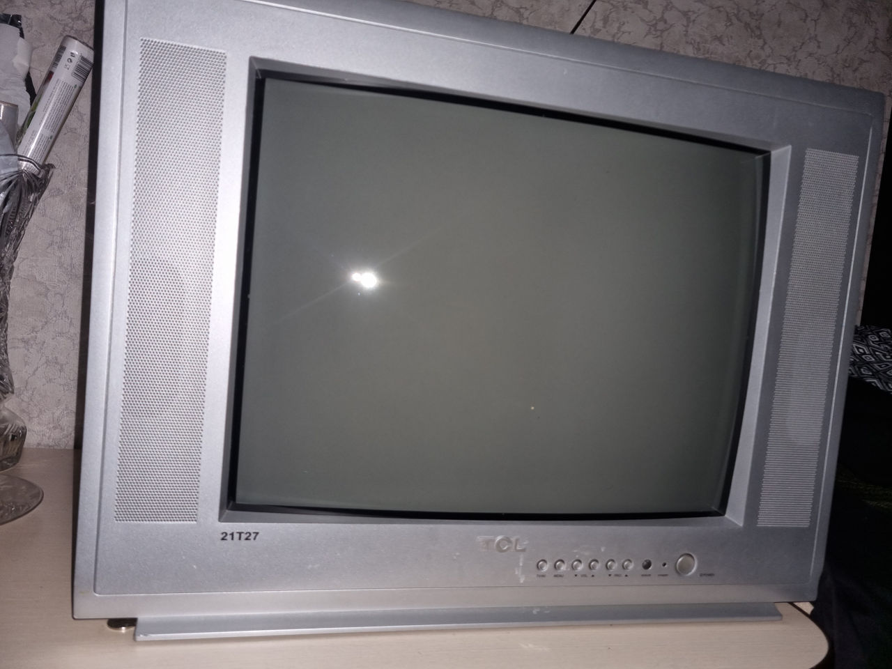 Vînd două televizoare la preț mic.