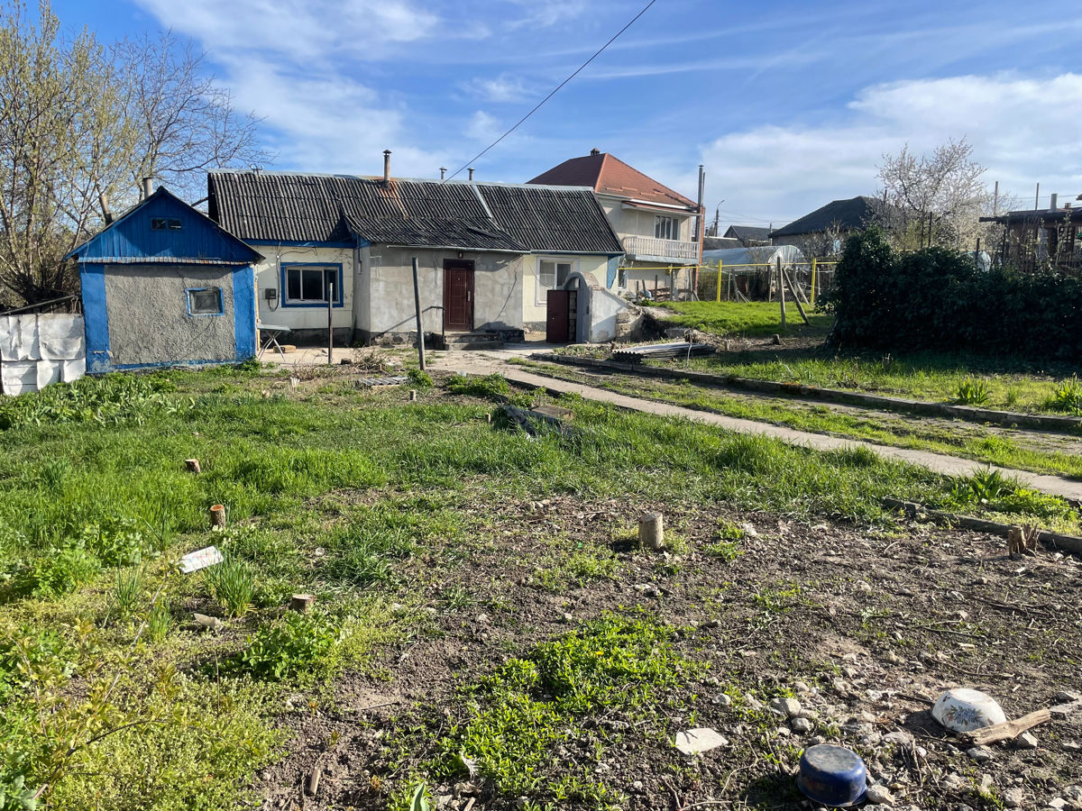 Se vinde teren 10 ari privatizați + 2 căsuțe + beci , în inima Cricovei – 95.000