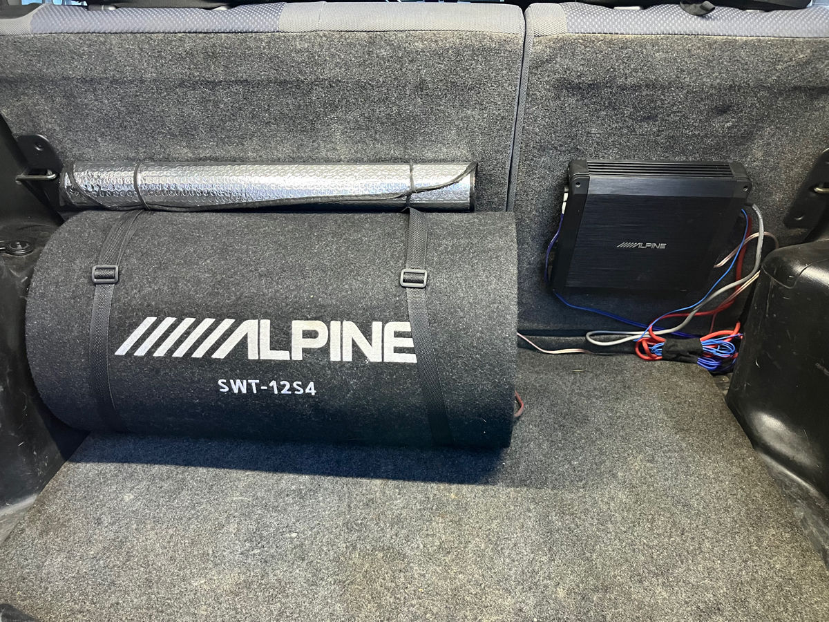 Subwoofer alpine cu amplificator alpine