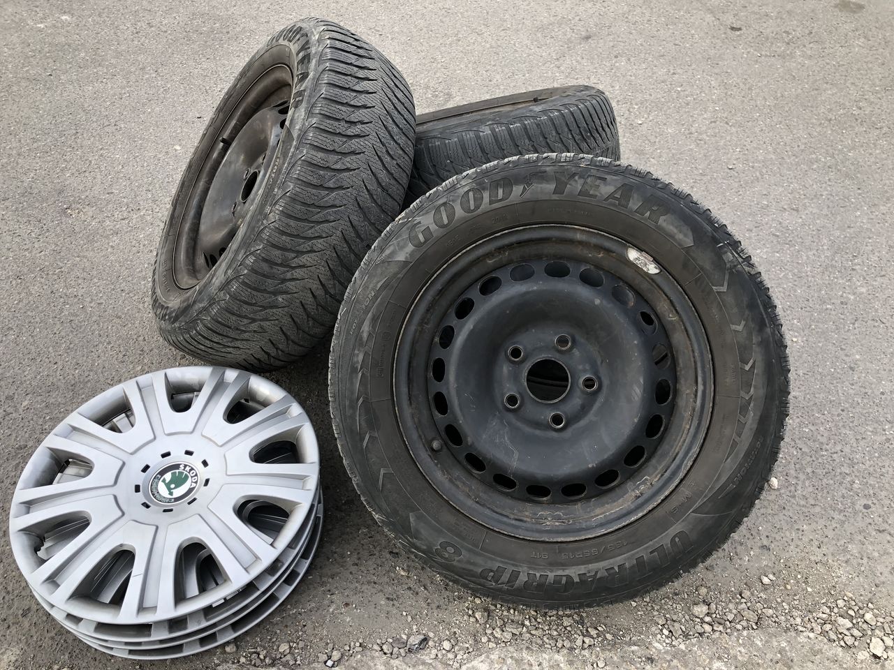 Vind 4 discuri R15 cu cauciucuri si calpace originale