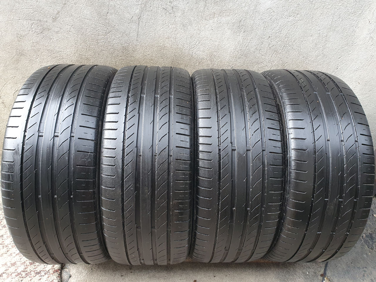 245/40/ R19- Continental.