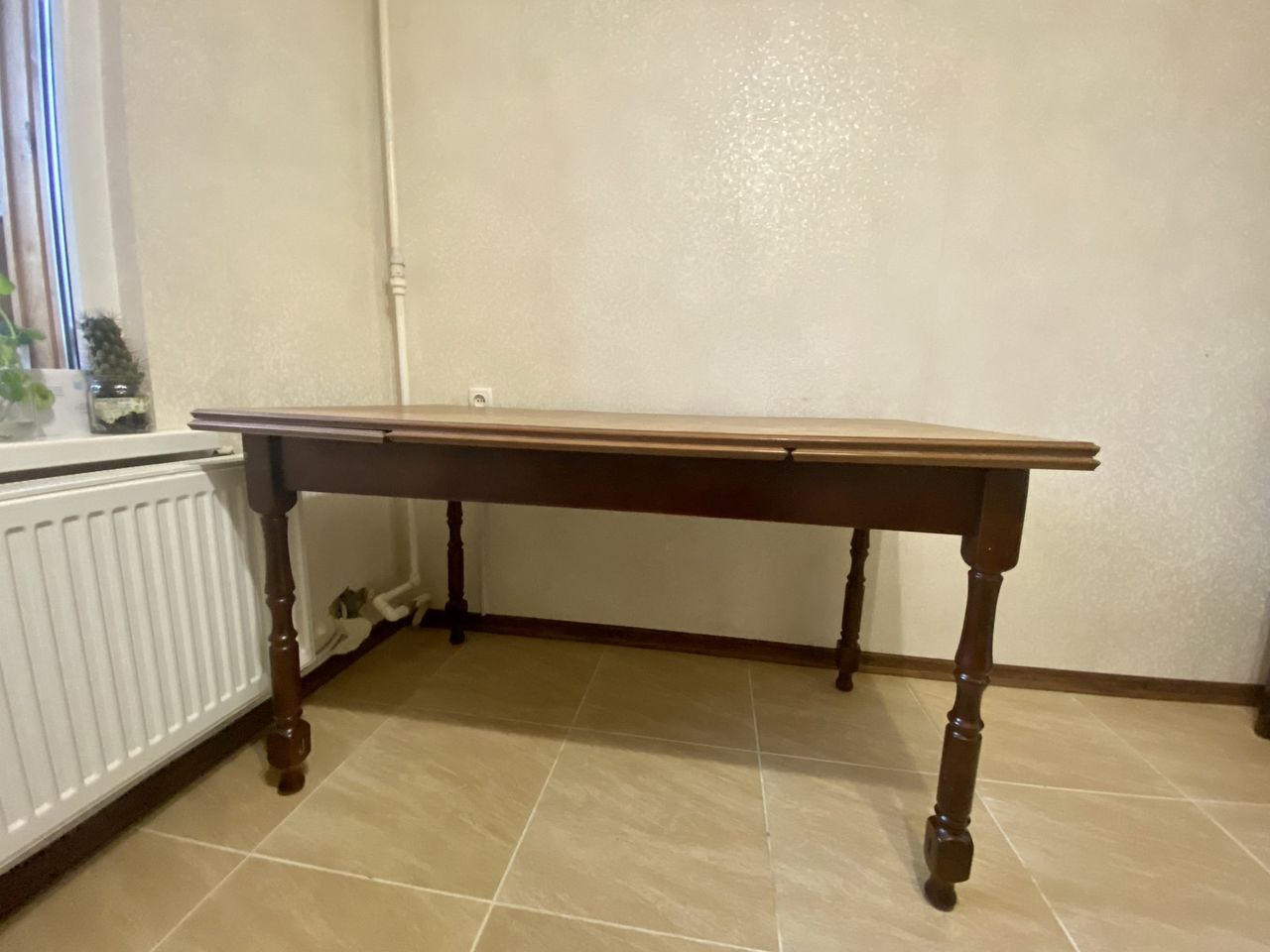 Продаю стол и 3 стула.Не дорого.