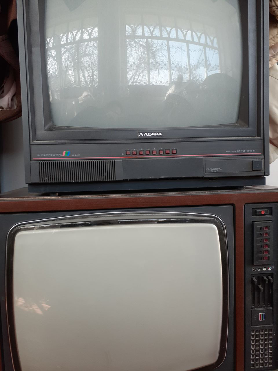 Vând televizoare vechi