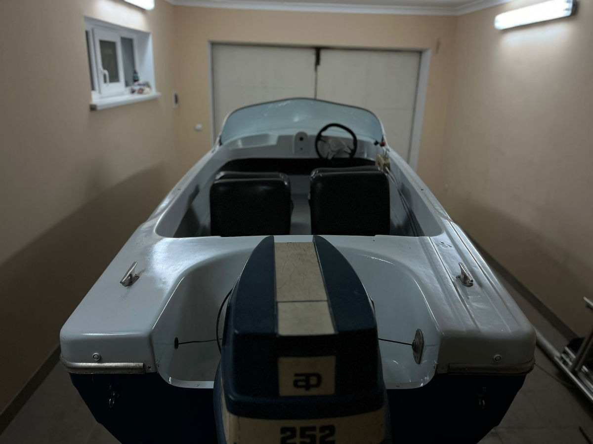 Barca 4.20 cu motor si remorca