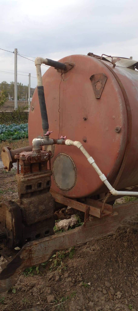 Vând stropitoare cu cisternă de inox, pompa estemodel rusesc, cisterna are 1200 l.