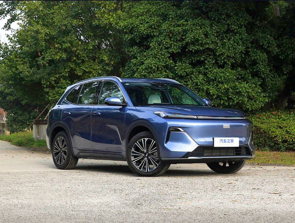 Geely Galaxy L7 an. 2025 cu rulaj 5 km, Plug-in Hybrid (benzină), 15400