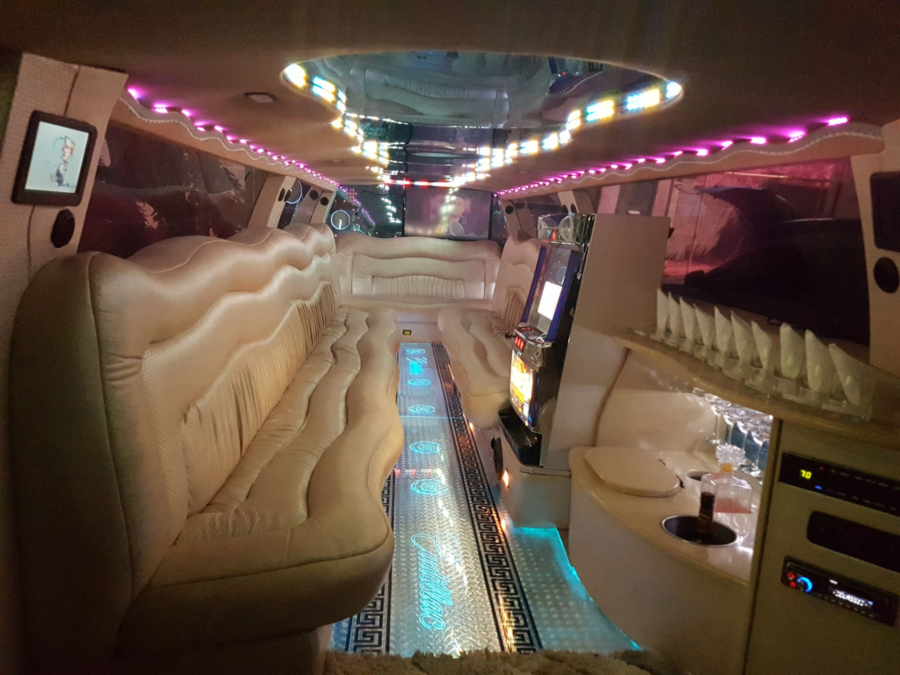 Afacere.Limuzina Cadillac Escalade