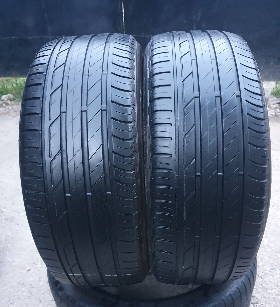 215/50/ R18- Bridgestone.