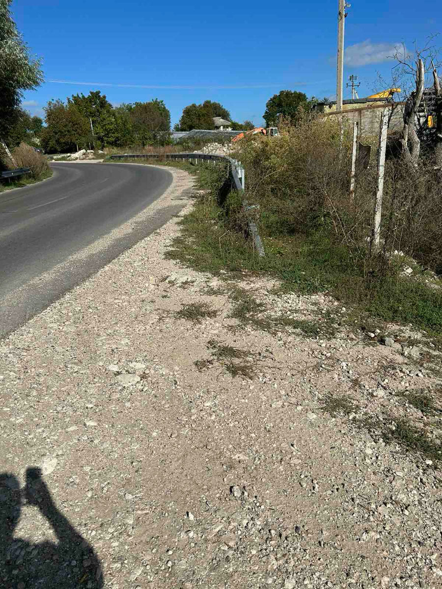 Teren lingă traseu!