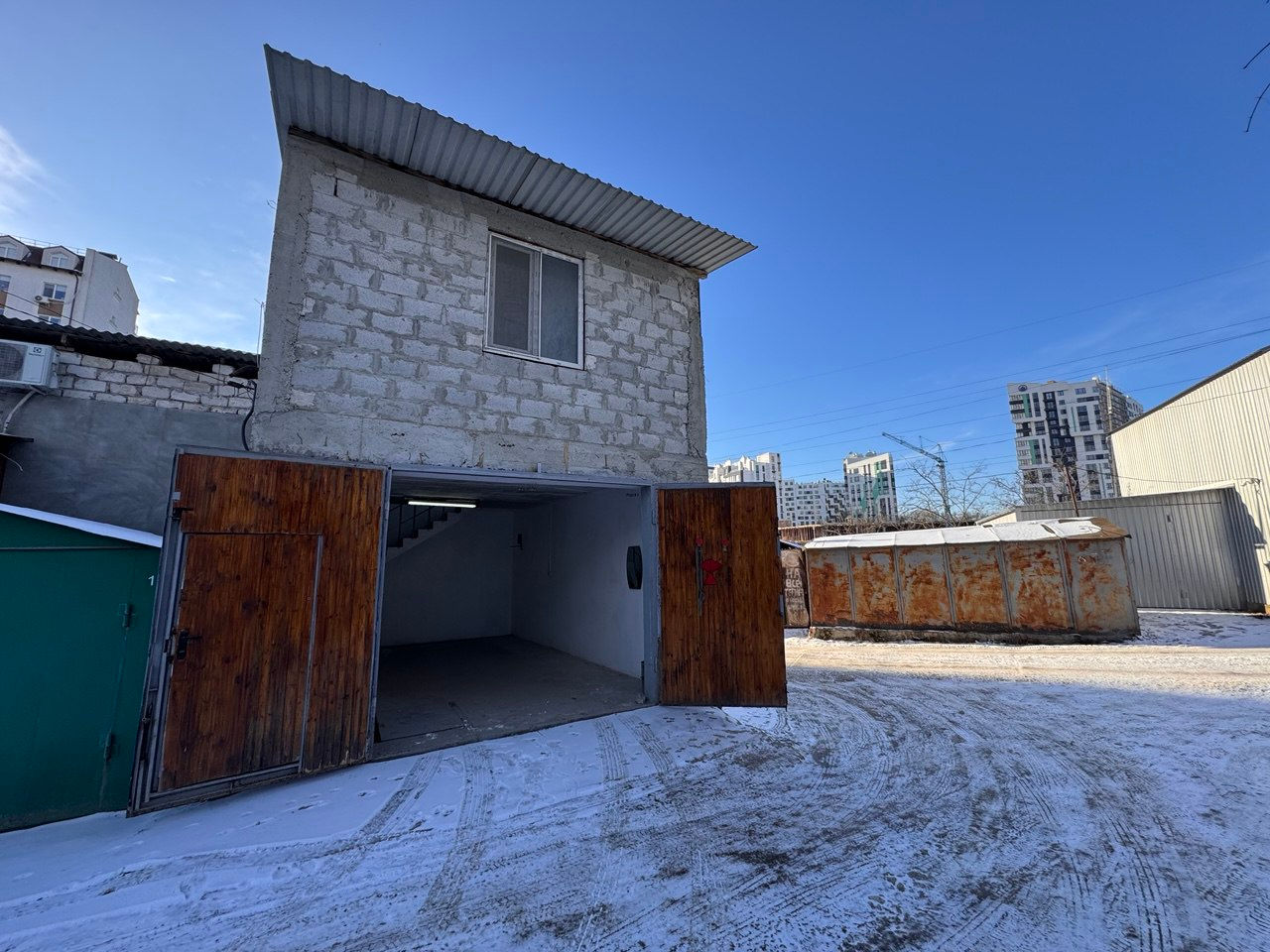 Vand Garaj cu subsol, parter si etaj in sectorul Posta Veche