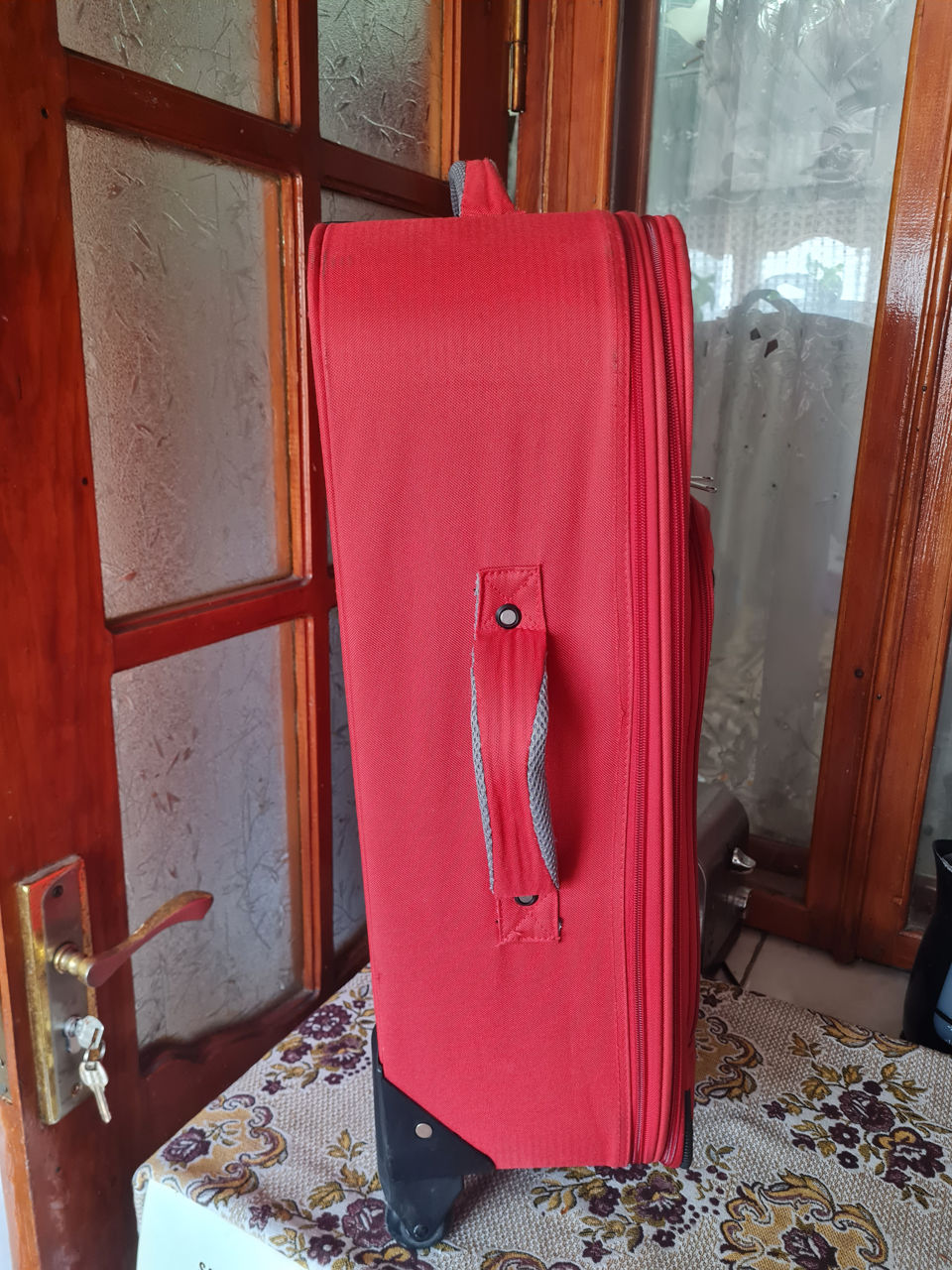Valiza vind urgent, marimea 40 lățime, 60 lungime și adâncime 25.