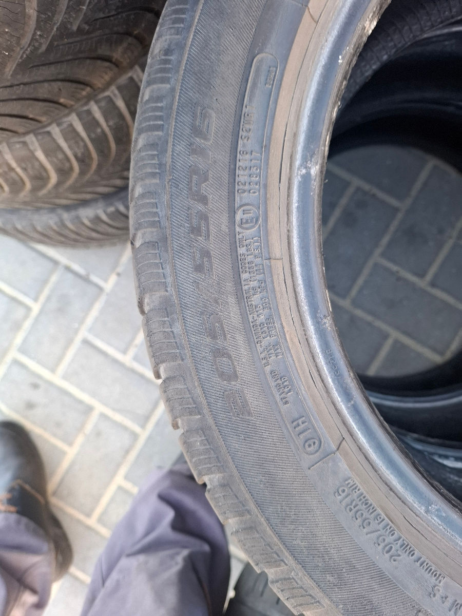 Vind patru anvelope 205,55 R 16 prețul 100 lei bucata