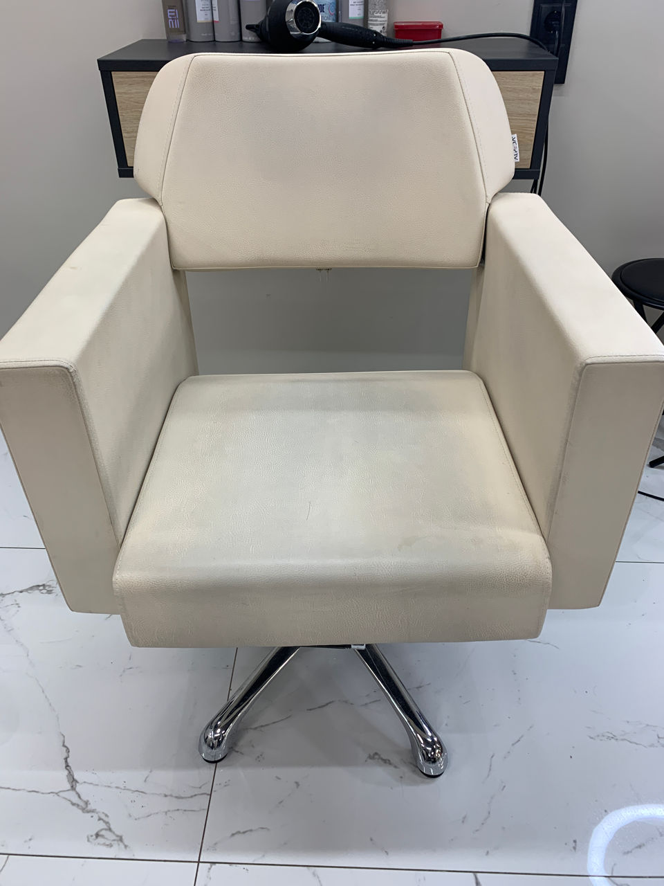 Se vinde scaun pentru frizer