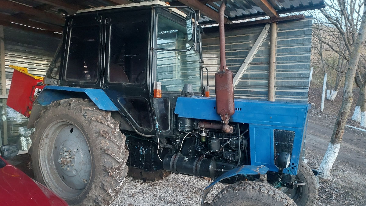 Se vinde tractor impreuna cu agregate tocator,semănătoare cultivator.