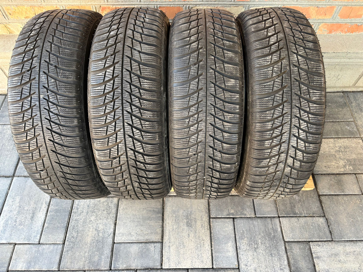 Vând 4 anvelope 215/65/17 Bridgestone