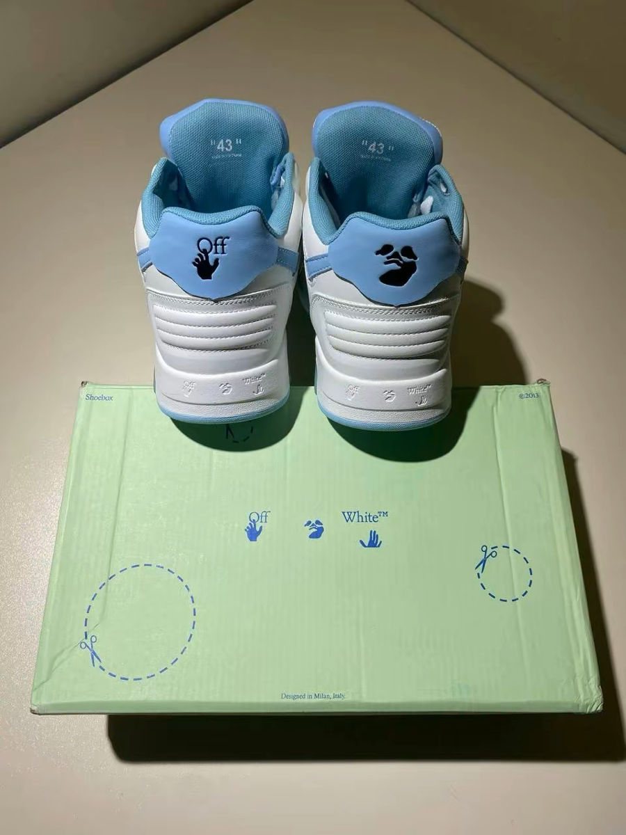 Se vind aceste perechi de incaltaminte , Off White Out Of Office si Jordan 4 Blackcat