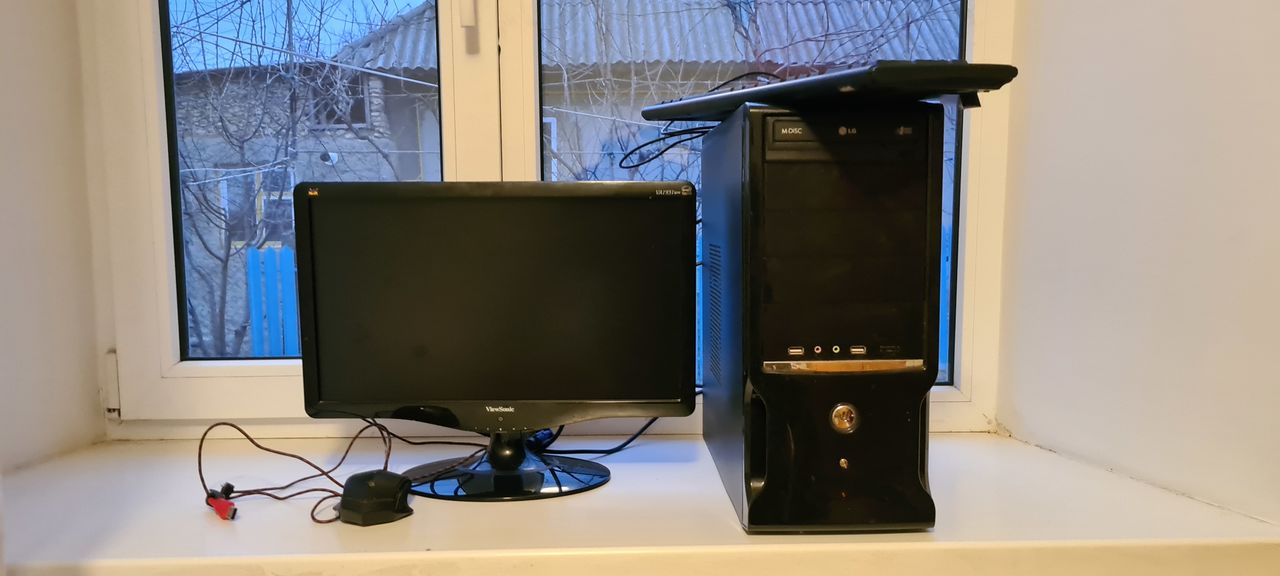 Vind calculator LG+monitor ViewSONIC intr-o stare buna!