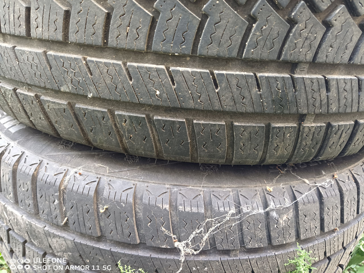 4 pneuri de iarna r17/225/55, toate patru la pret de 3500lei.