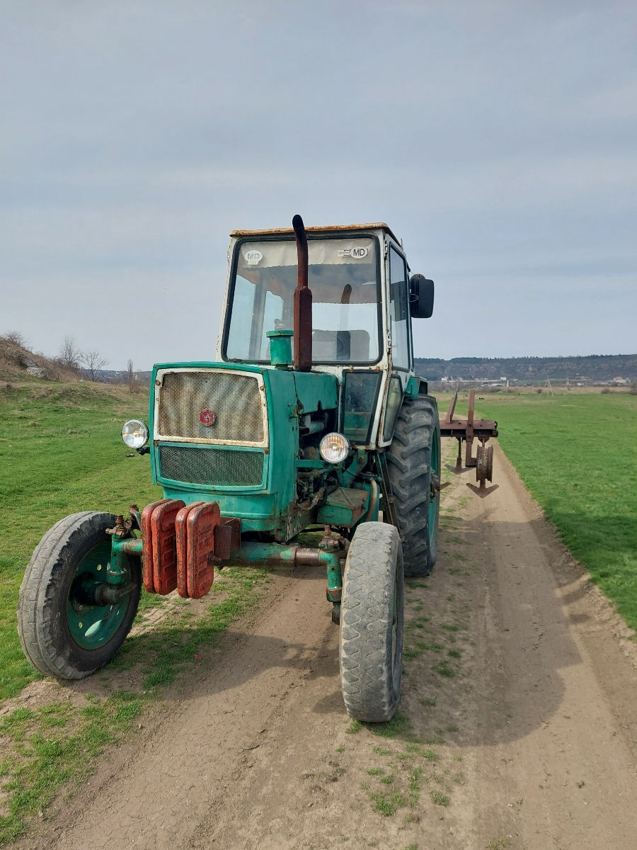 Vând tractor iumz 6